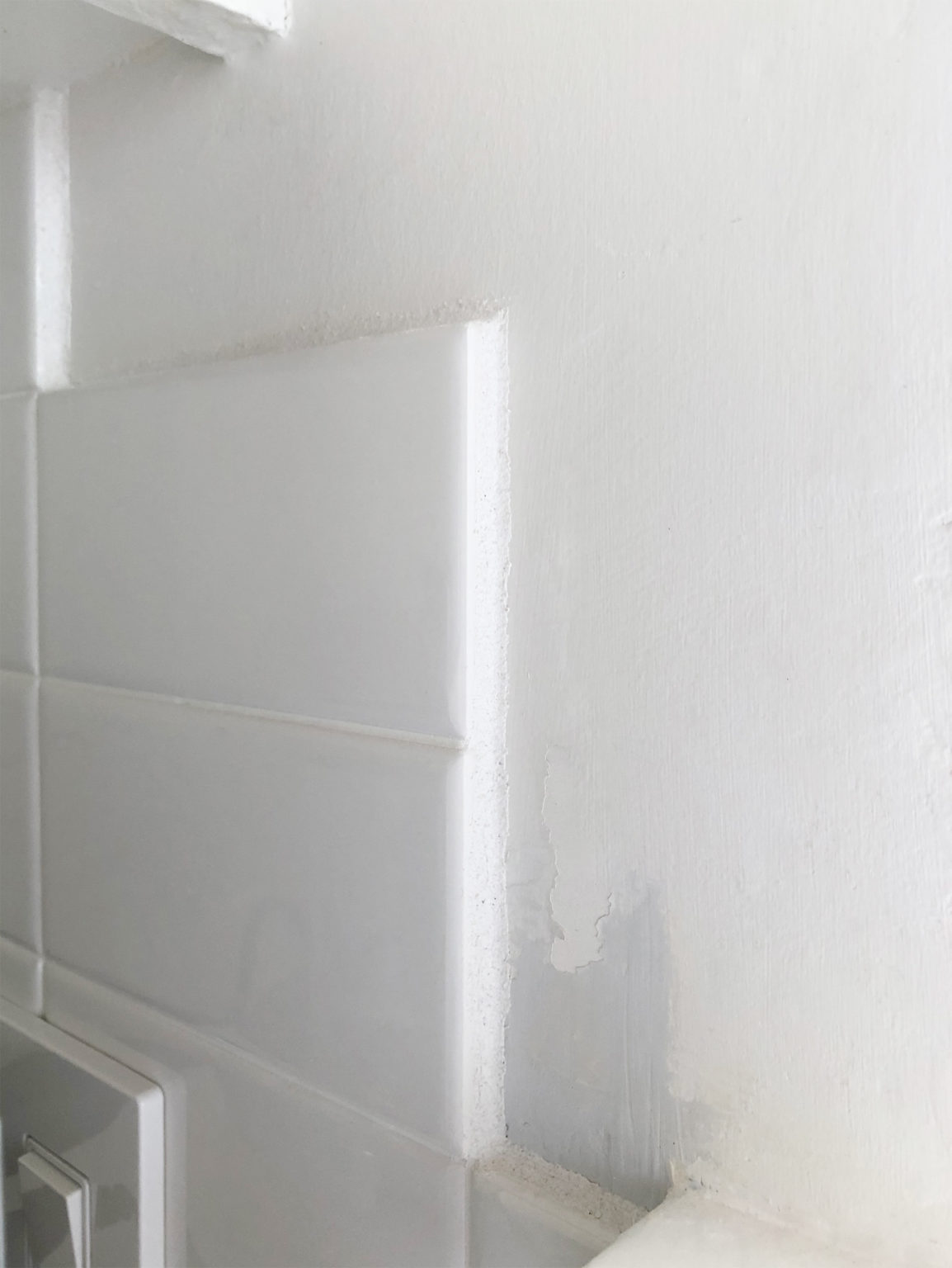 Installing a stacked bond subway tile backplash. | Door Sixteen